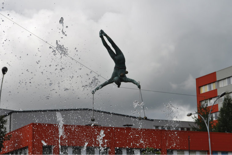 10 Gravity-Defying Sculptures That Will Stun And Puzzle You All At The ...