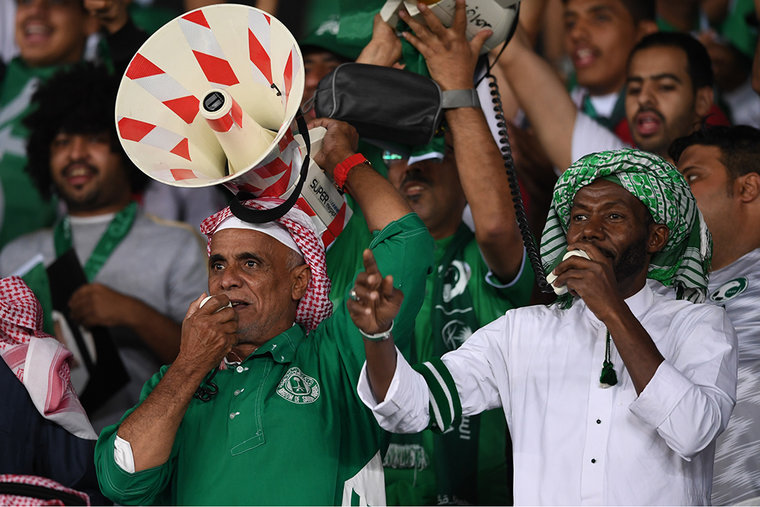 18 Adorable Photos of Fans Cheering the Saudi Football Team | About Her