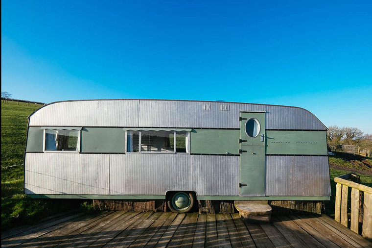 Check out the Amazing Transformation of an Old Caravan into a Holiday ...