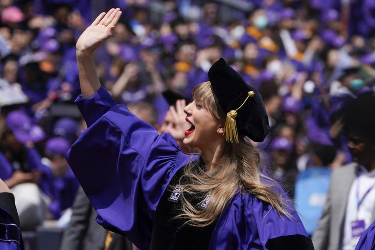Taylor Swift gets honorary degree from New York University | About Her