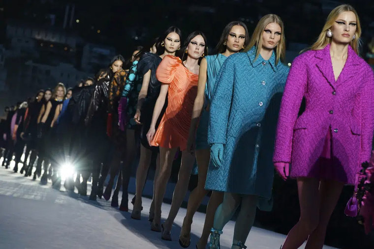 Versace Reaches for the Stars With Glittery Hollywood Show | About Her