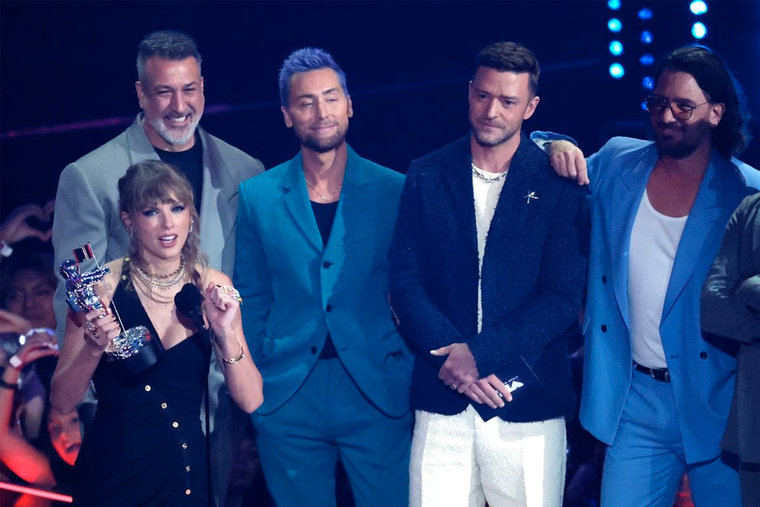 Taylor Swift Racks Up Trophies at MTV's Video Music Awards | About Her